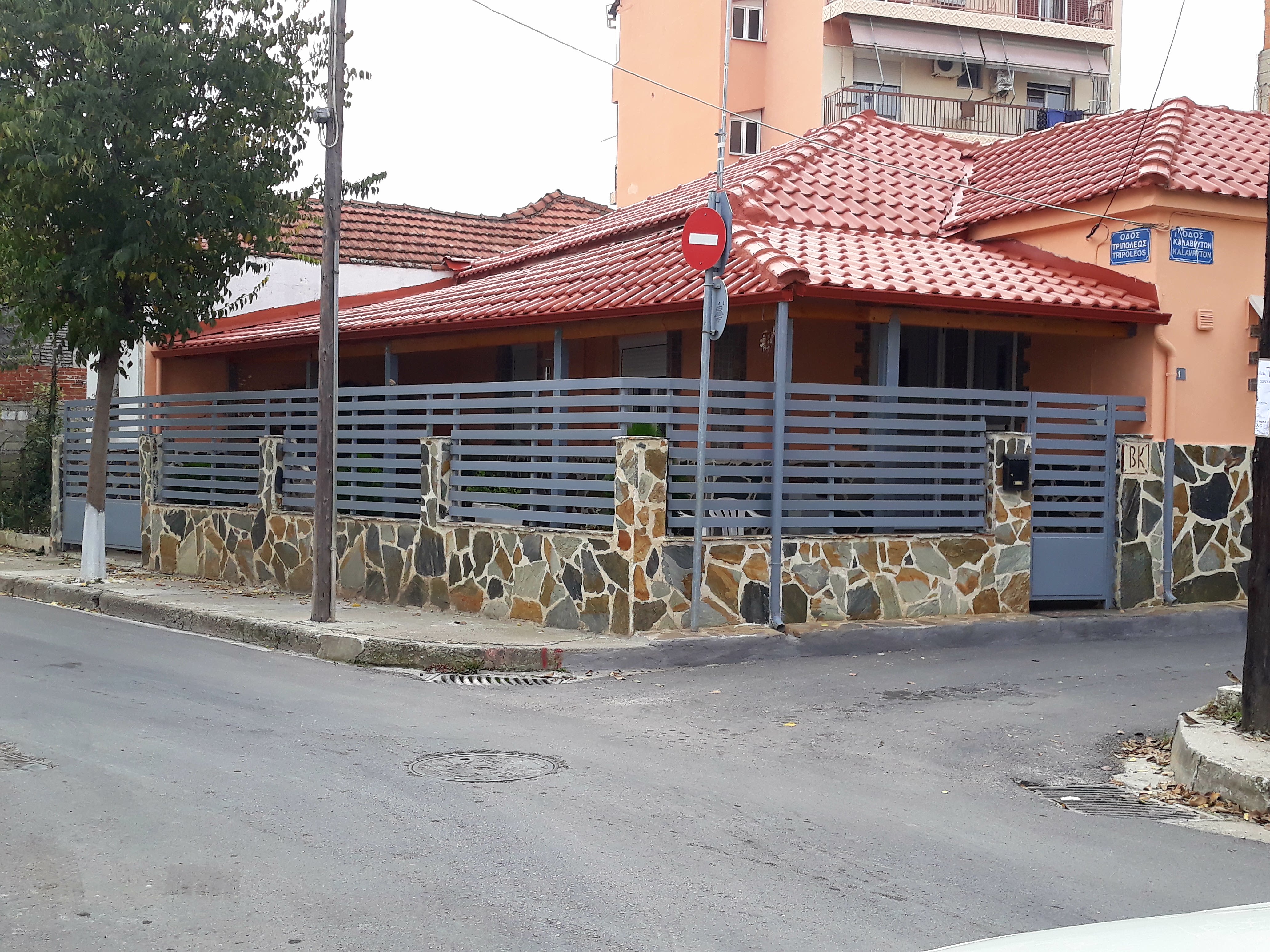 Κάγκελα περίφραξης με οριζόντιες τάβλες και πόρτες - mmokas.gr