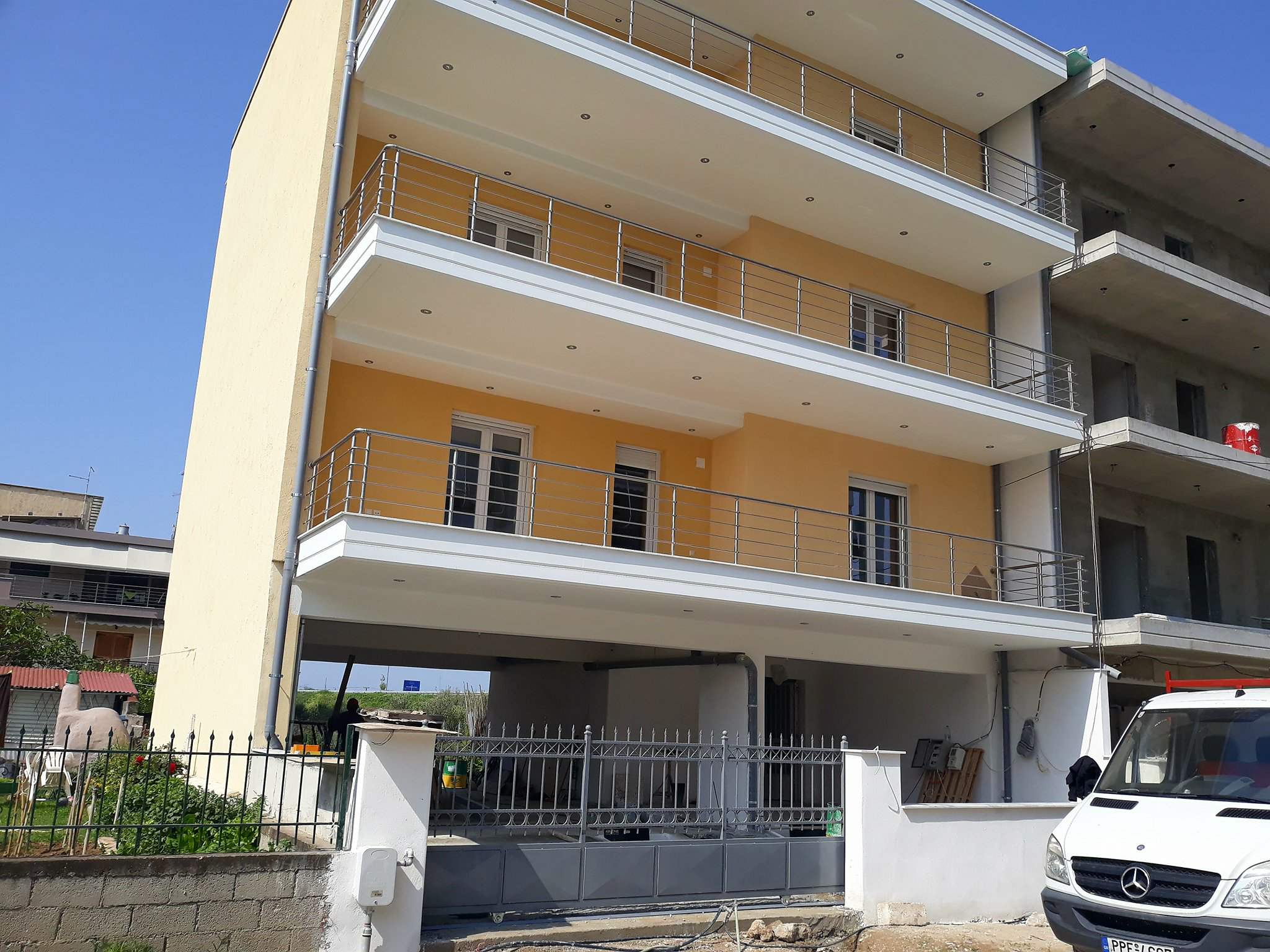 Καγκελα ανοδιομενα τύπου inox σε βεράντα - mmokas.gr